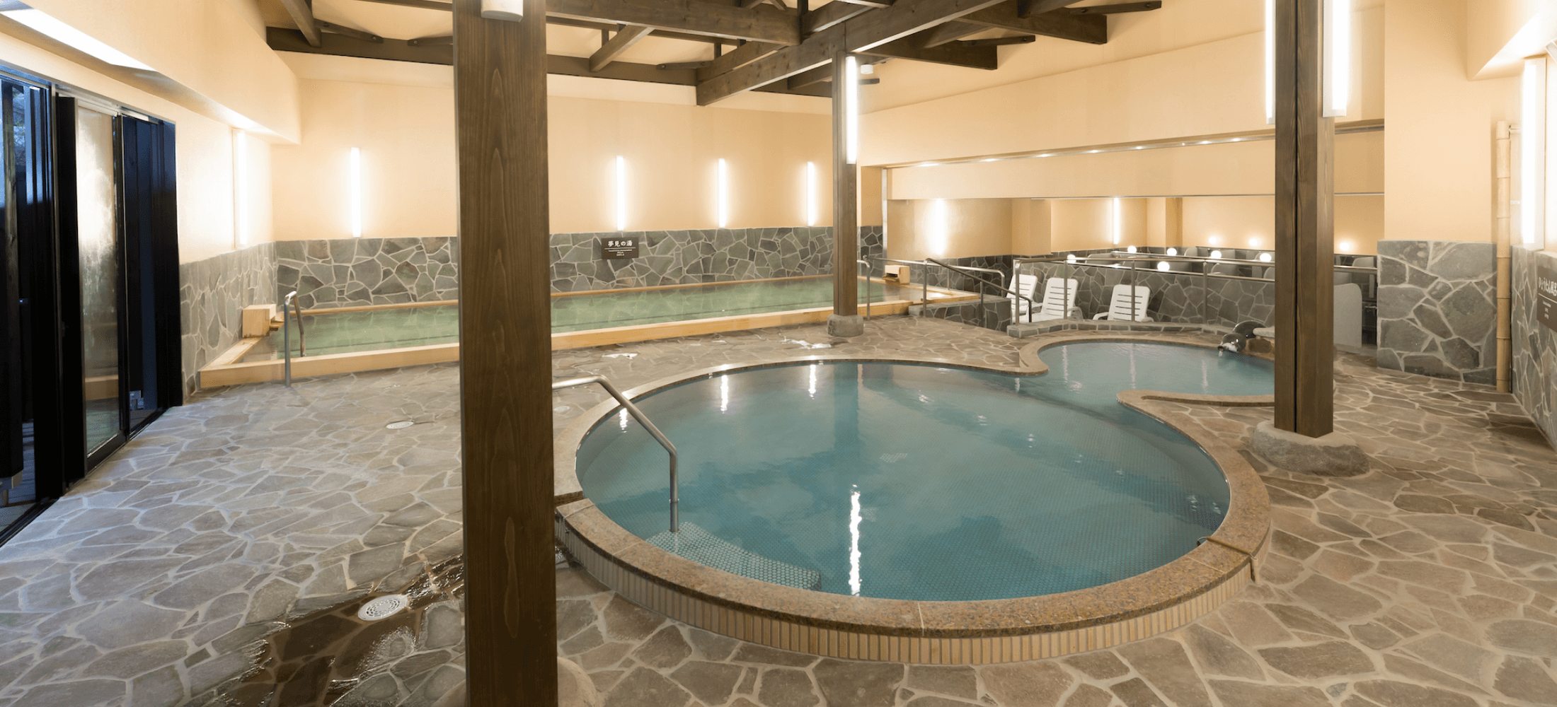 Large public bath and waterfall bath｜Michelin 3-star "Hyotan Onsen"